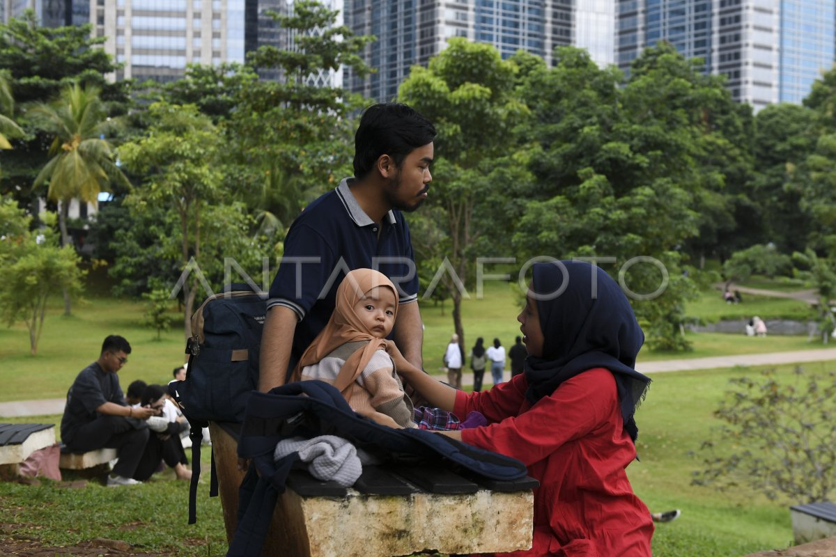 Ngabuburit di Hutan Kota GBK | ANTARA Foto