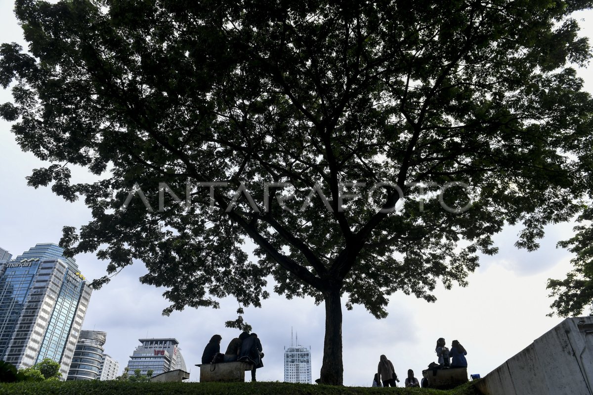 Ngabuburit di Hutan Kota GBK | ANTARA Foto