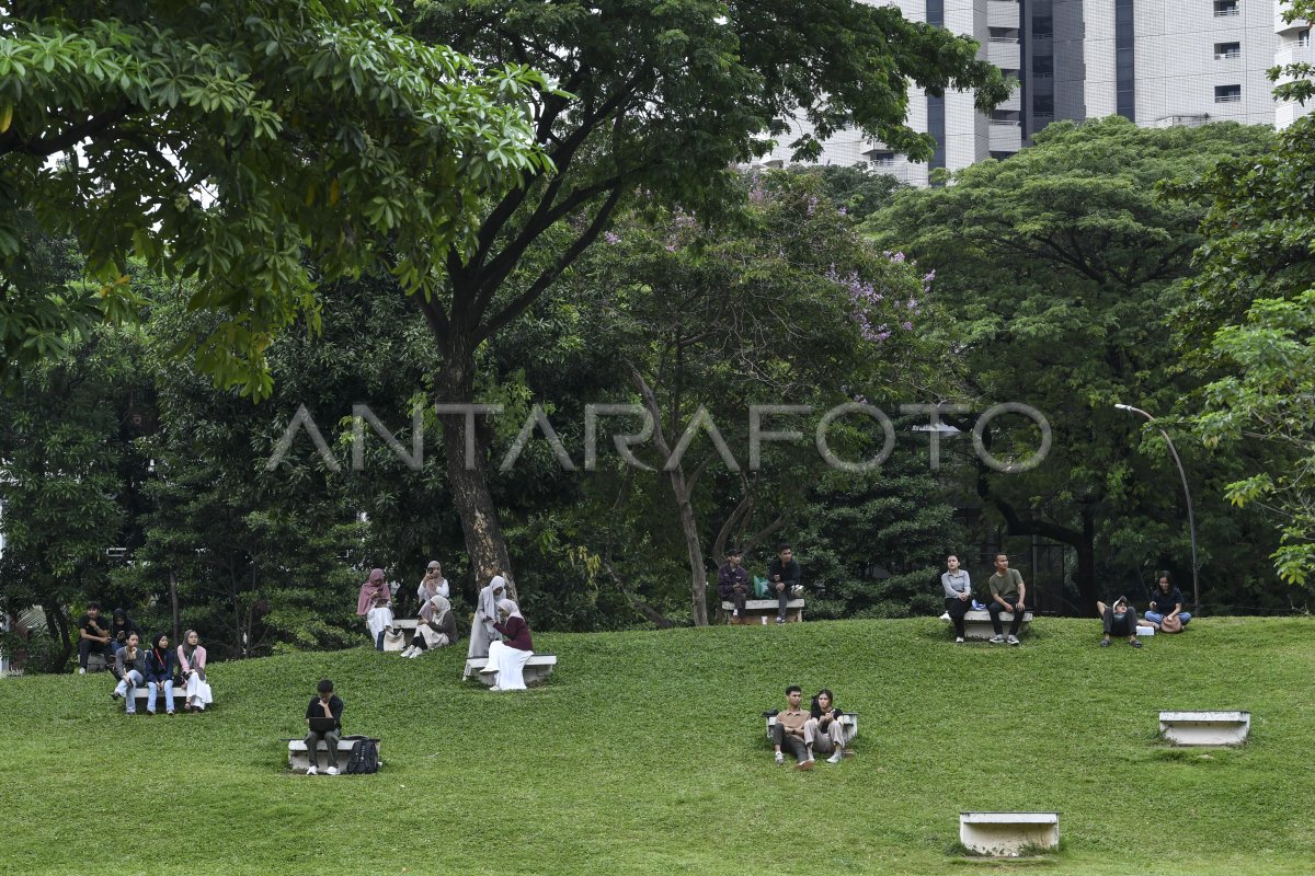 Ngabuburit di Hutan Kota GBK | ANTARA Foto