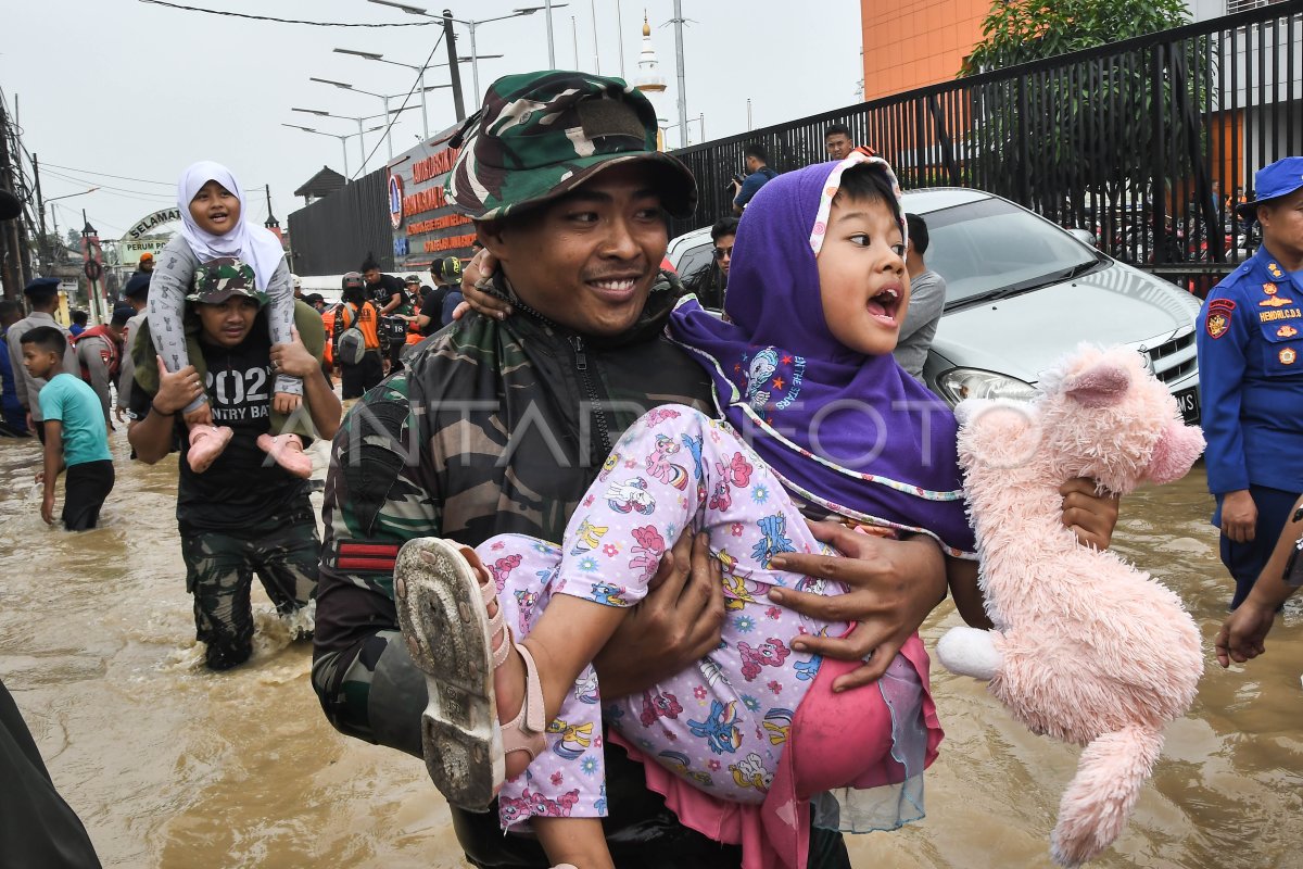 Pengungsi banjir Bekasi | ANTARA Foto