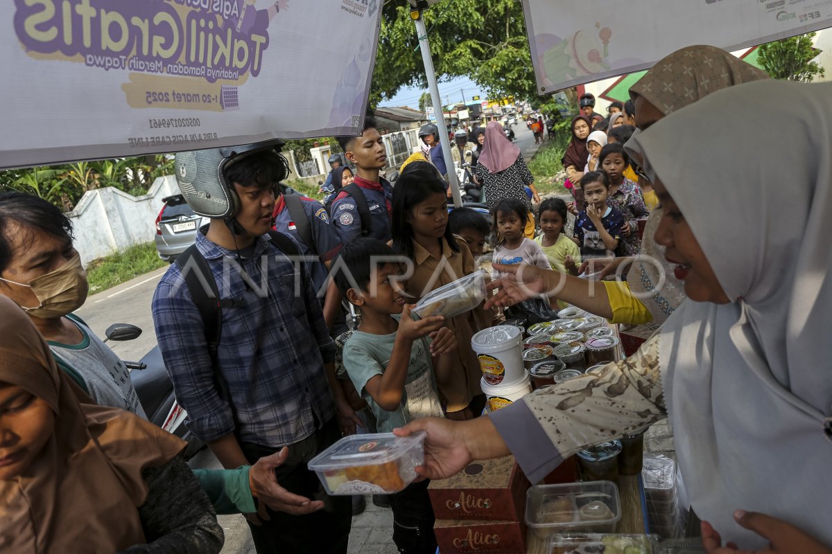 Berbagi takjil gratis di Kota Serang | ANTARA Foto
