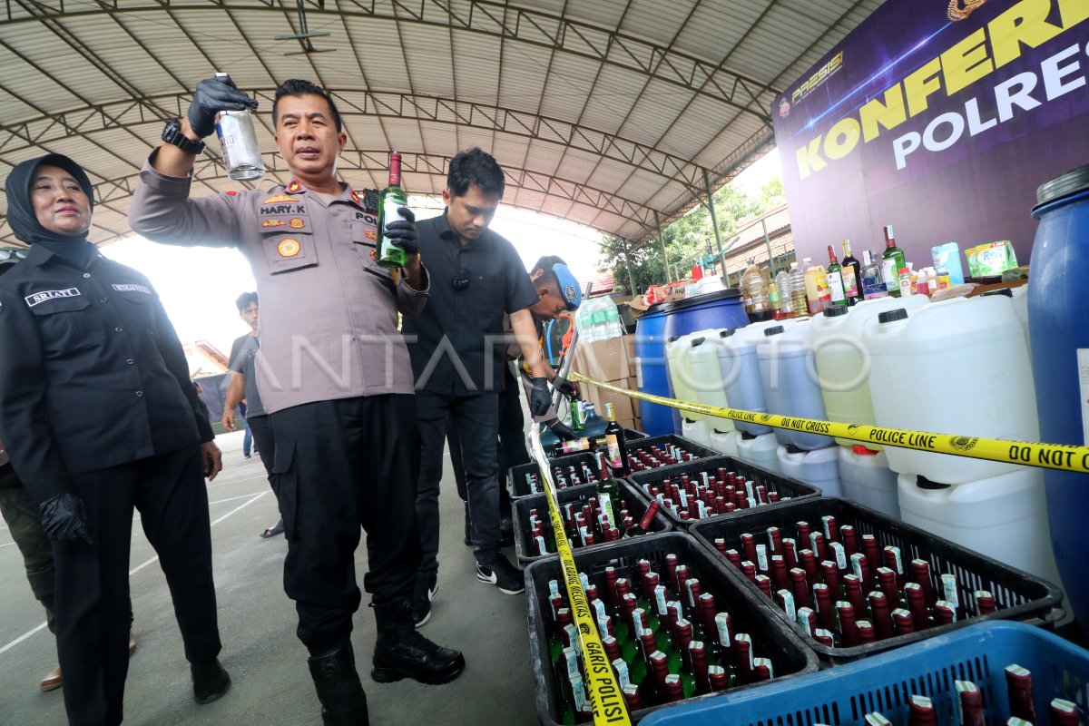Ungkap kasus pemalsuan minuman keras di Kediri | ANTARA Foto