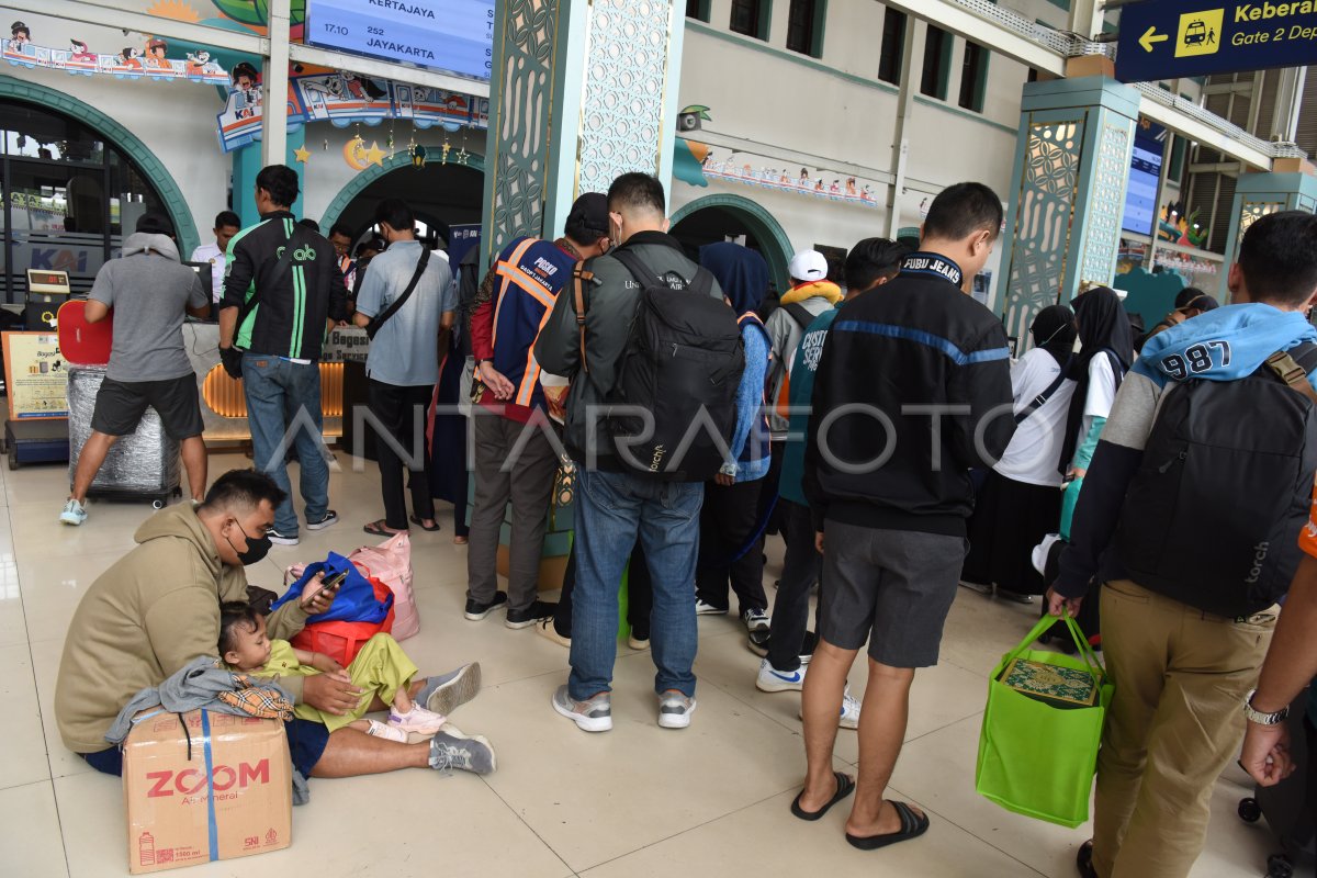 Arus mudik di Stasiun Pasar Senen | ANTARA Foto