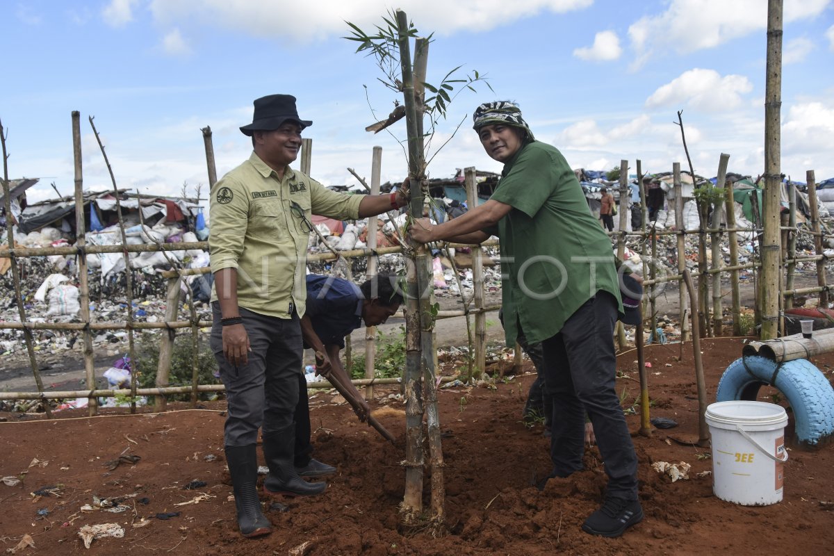Gerakan tanam pohon di TPA Ciangir Tasikmalaya | ANTARA Foto