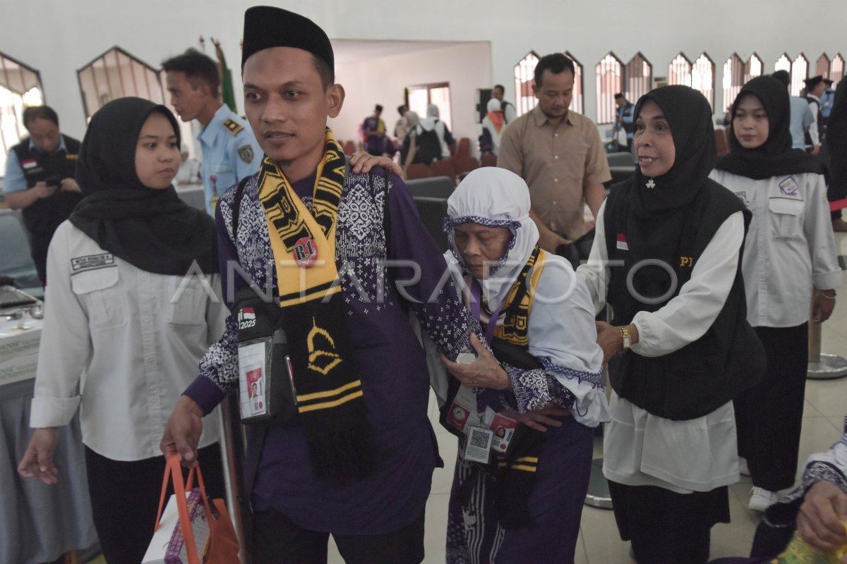 Kedatangan jamaah calon haji di Asrama Haji Pondok Gede | ANTARA Foto