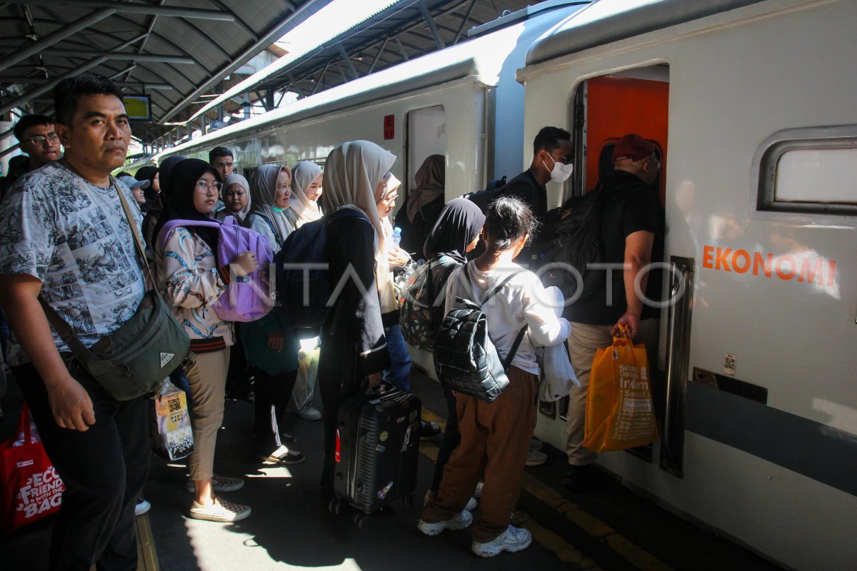Jumlah penumpang KA DAOP 8 Surabaya saat masa libur Waisak | ANTARA Foto