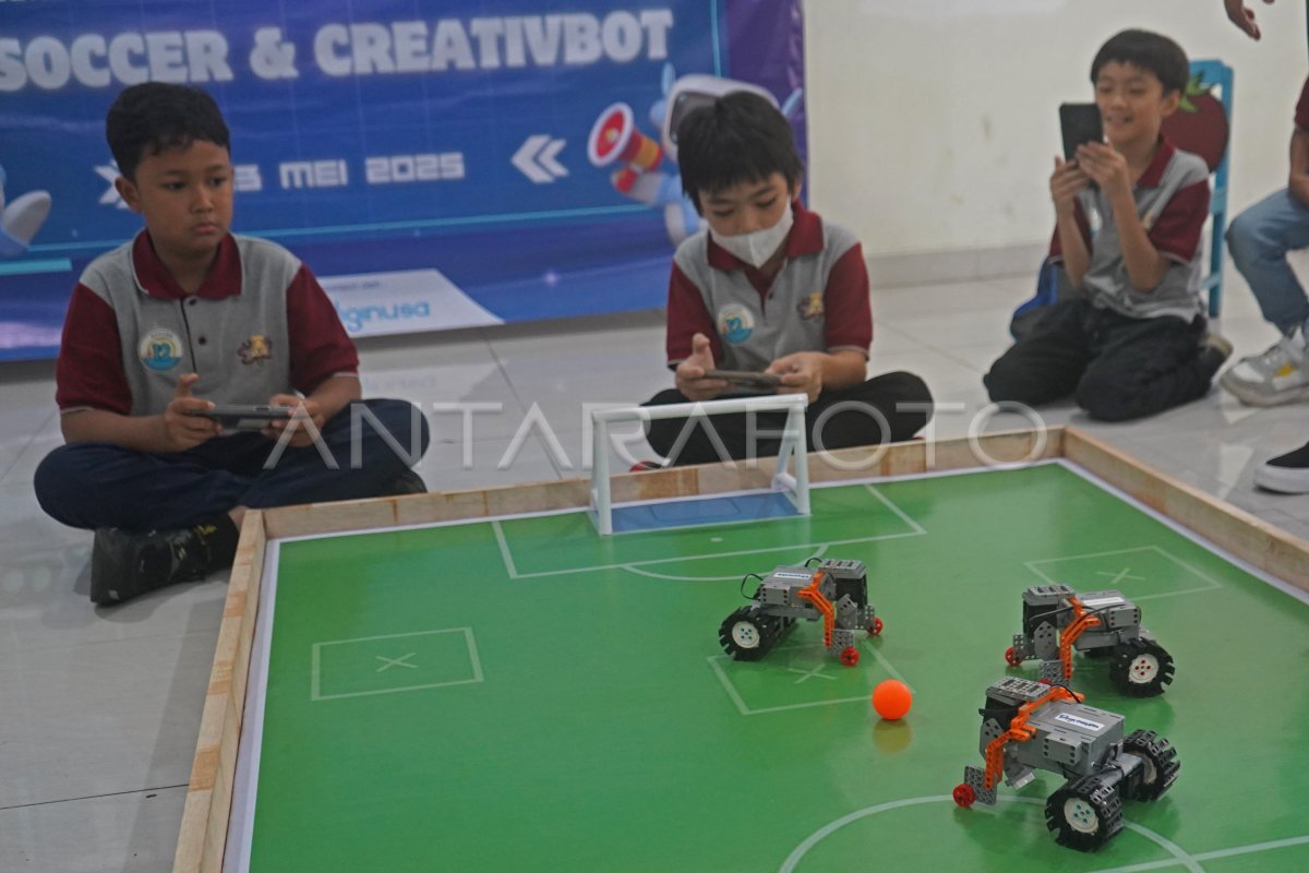 Lomba sepak bola robot pelajar | ANTARA Foto
