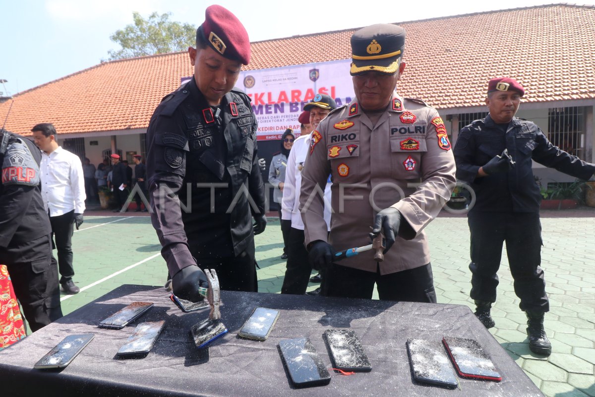 Pemusnahan barang ilegal di Lapas Kediri | ANTARA Foto