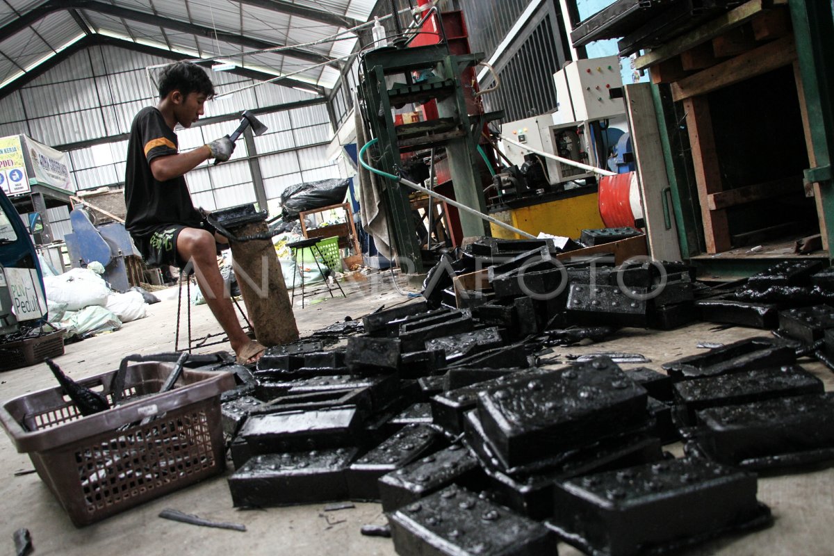 Daur ulang sampah plastik menjadi paving block | ANTARA Foto