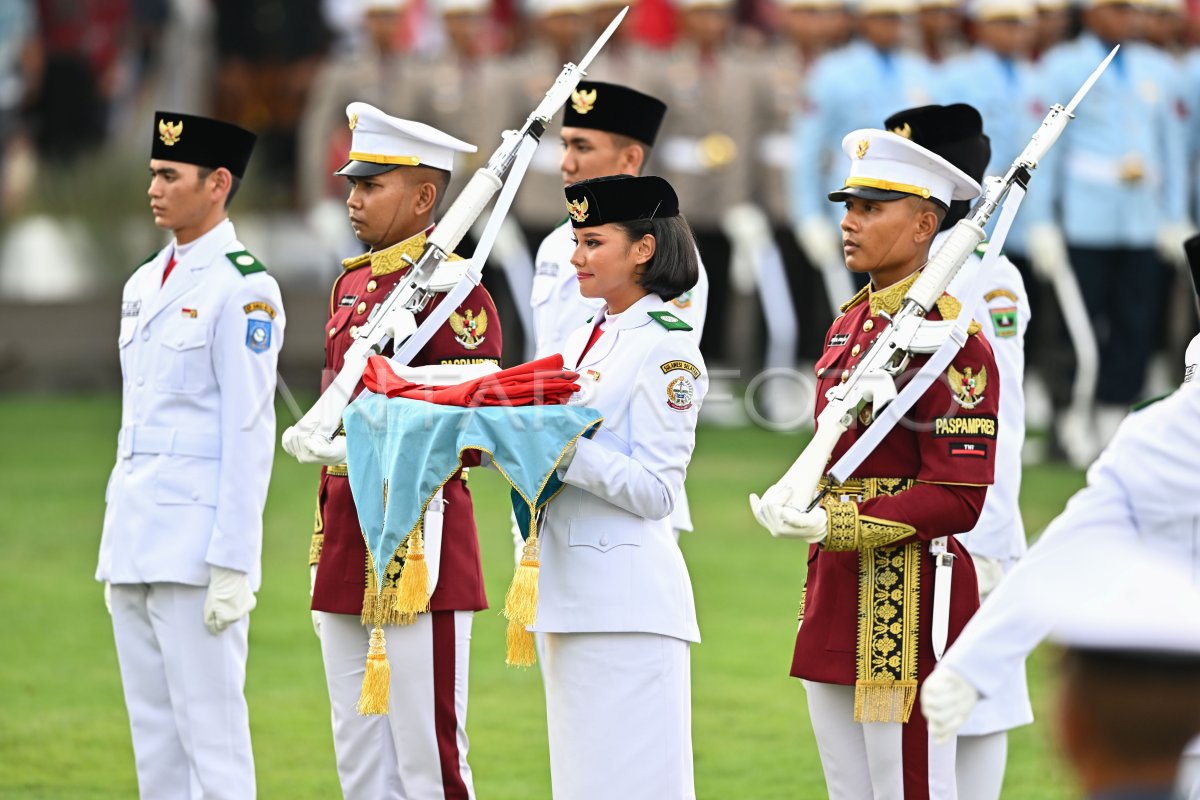 Upacara penurunan bendera di Istana Merdeka | ANTARA Foto