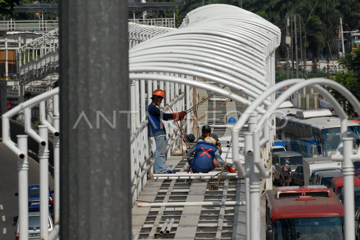 JEMBATAN PENYEBERANGAN ORANG | ANTARA Foto JEMBATAN PENYEBERANGAN ORANG | ANTARA Foto