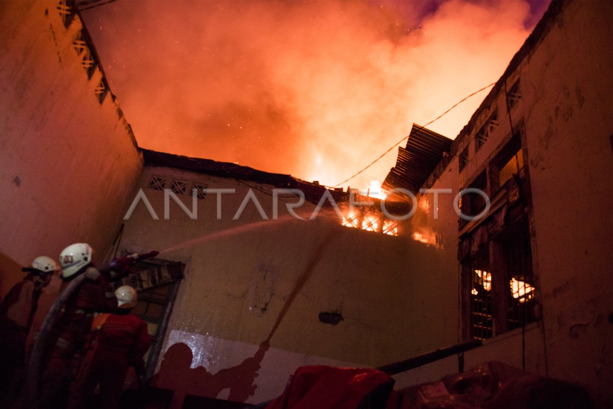 KEBAKARAN RUMAH DI MENTENG | ANTARA Foto