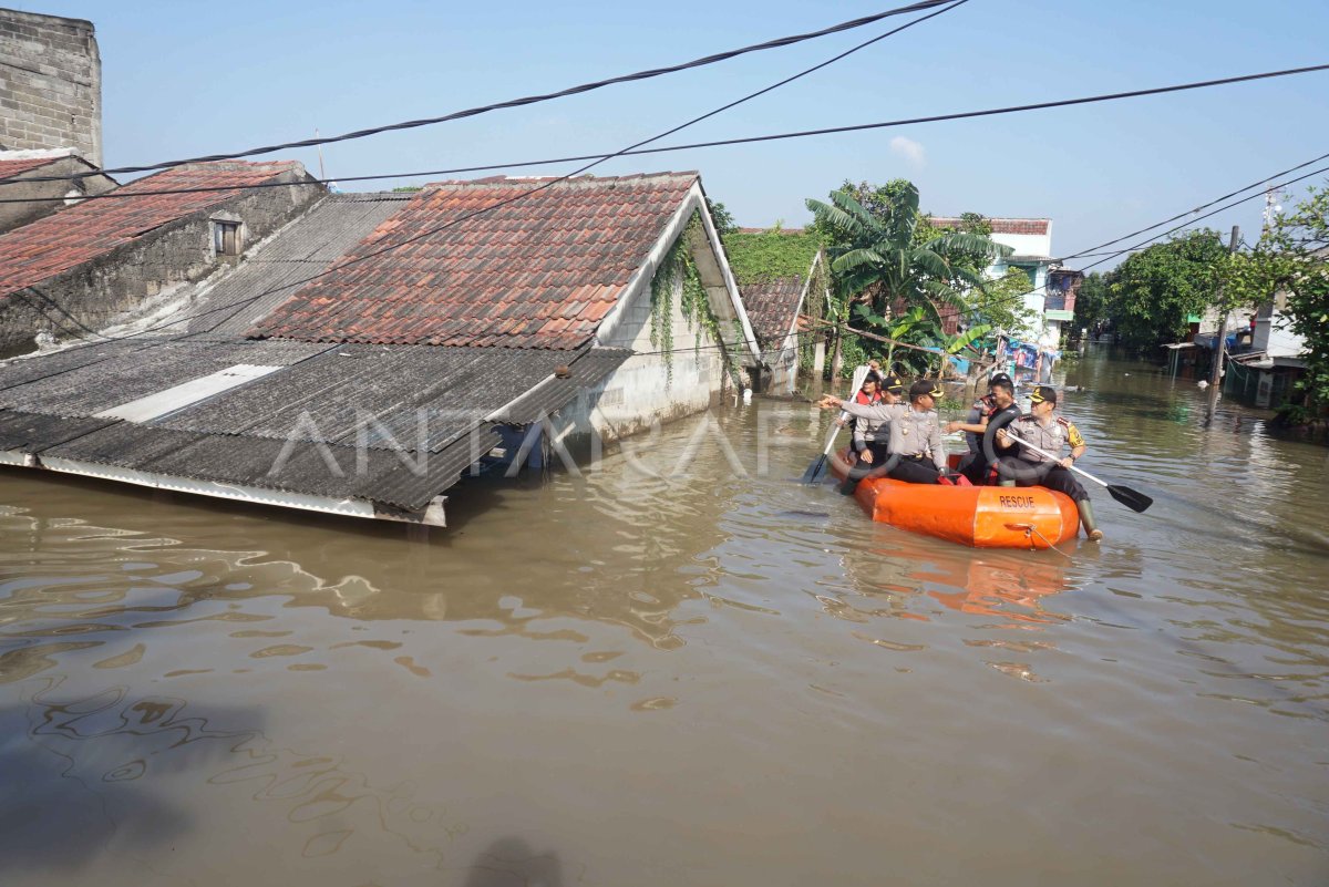 BANJIR DI PERUM TOTAL PERSADA | ANTARA Foto