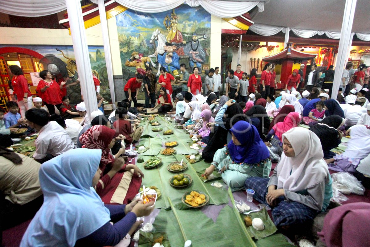 BUKA PUASA BERSAMA VIHARA DHANAGUN | ANTARA Foto