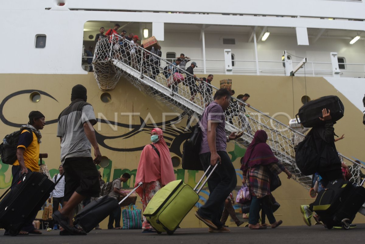 MUDIK PELABUHAN TANJUNG PERAK | ANTARA Foto
