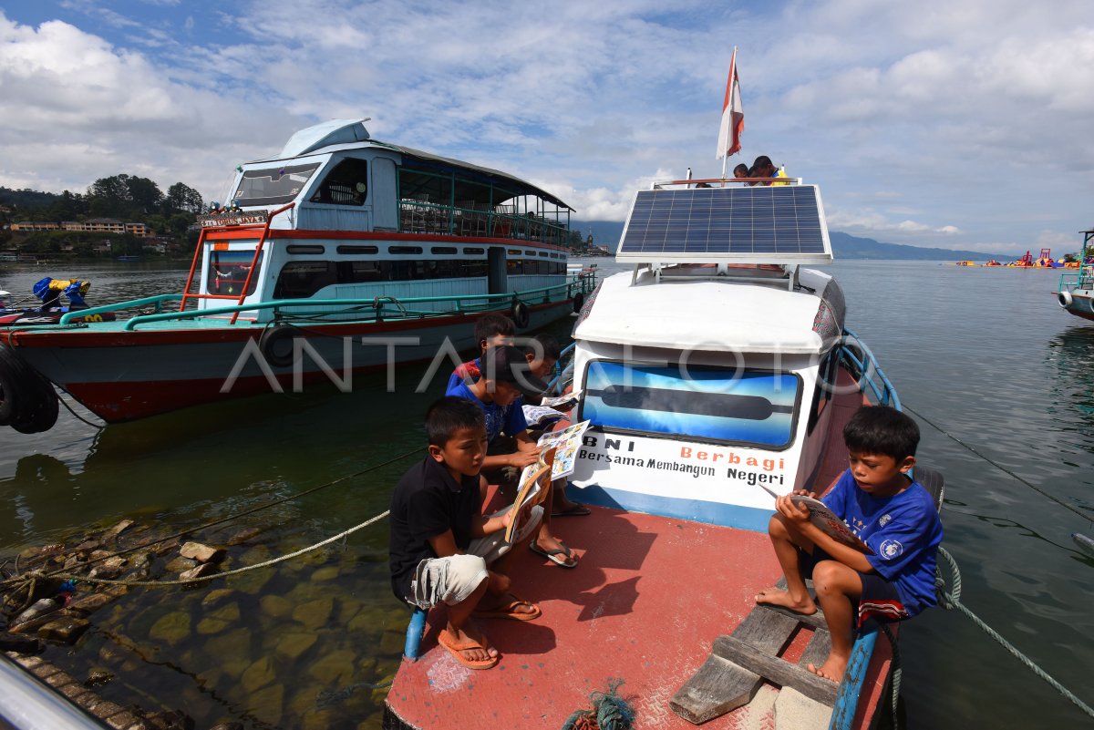KAPAL BELAJAR DI DANAU TOBA | ANTARA Foto