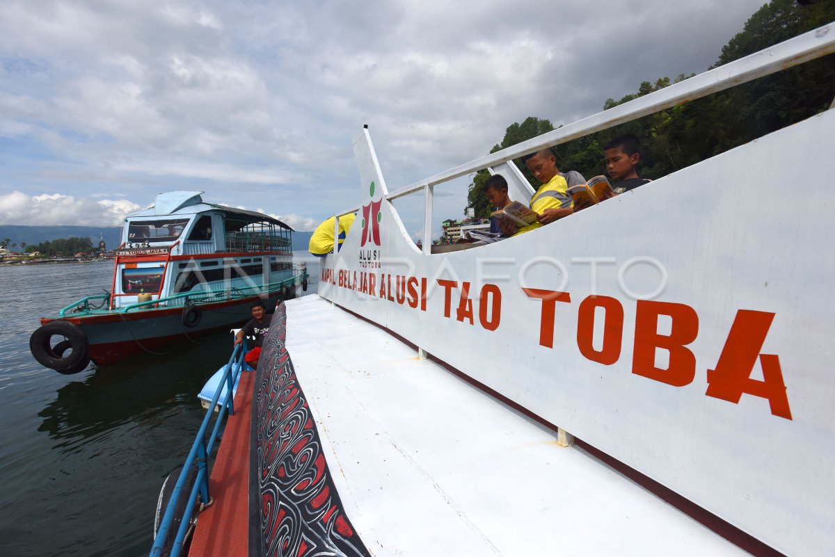 KAPAL BELAJAR DI DANAU TOBA | ANTARA Foto
