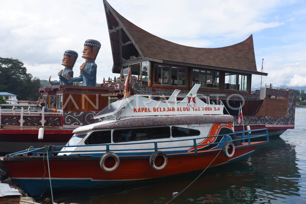 KAPAL BELAJAR DI DANAU TOBA | ANTARA Foto