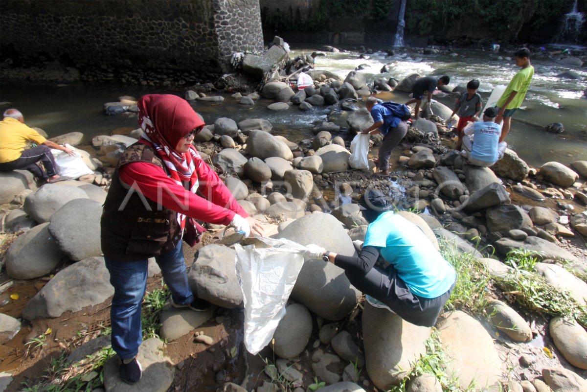 AKSI BERSIH SUNGAI CILIWUNG | ANTARA Foto