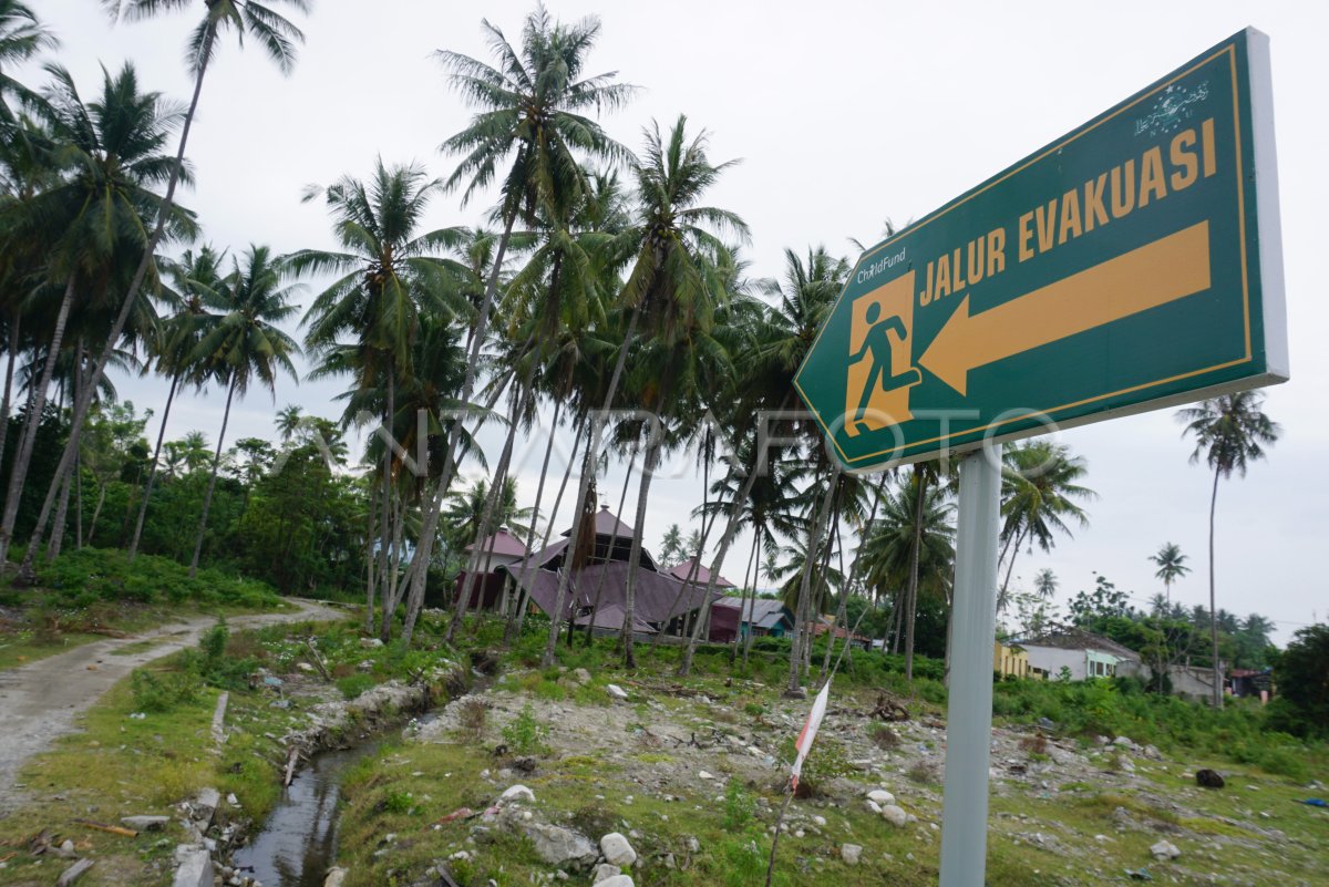 RAMBU PETUNJUK ARAH EVAKUASI | ANTARA Foto