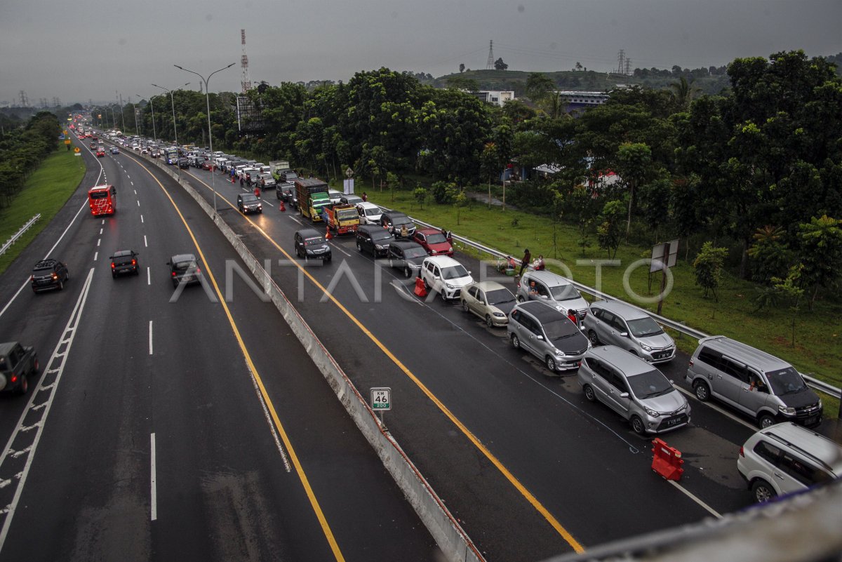 JALUR PUNCAK BOGOR MACET | ANTARA Foto