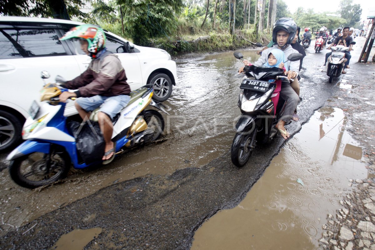 AKSES JALAN RUSAK | ANTARA Foto