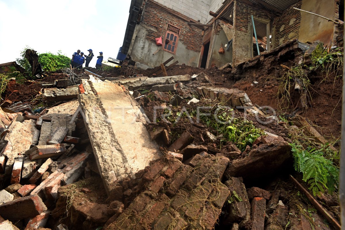 RUMAH RUSAK AKIBAT LONGSOR | ANTARA Foto
