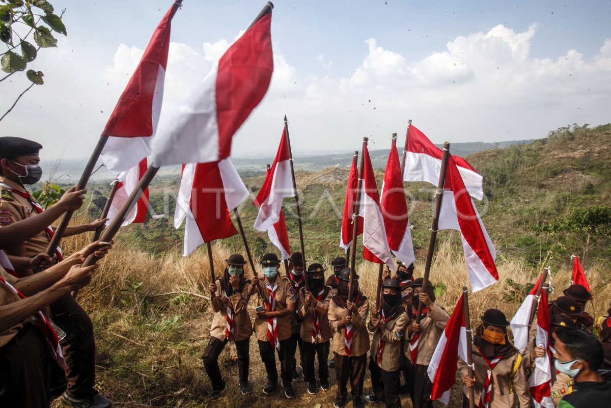 PRAMUKA KIBARKAN BENDERA MERAH PUTIH DI BUKIT | ANTARA Foto