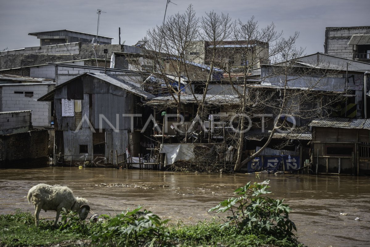 ANGKA KEMISKINAN DI JAKARTA NAIK | ANTARA Foto ANGKA KEMISKINAN DI JAKARTA NAIK | ANTARA Foto