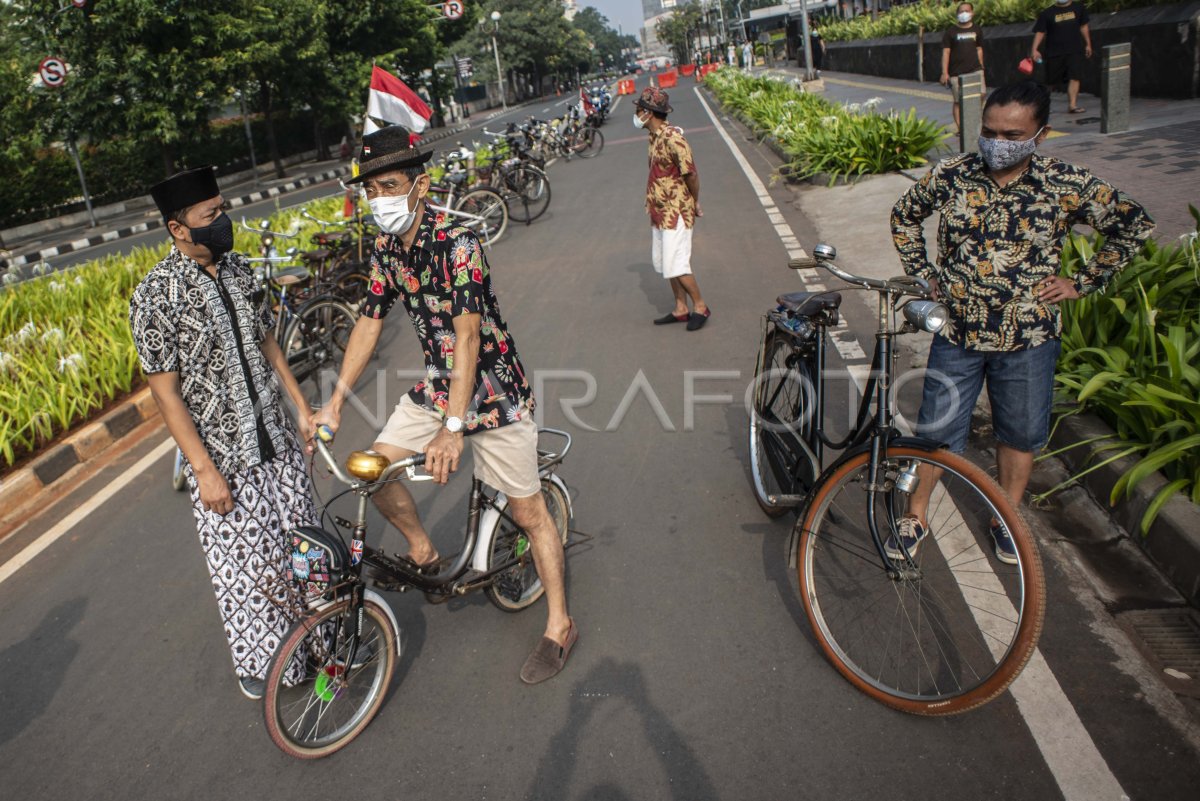 PESEPEDA PERINGATI HARI BATIK NASIONAL | ANTARA Foto PESEPEDA PERINGATI HARI BATIK NASIONAL | ANTARA Foto