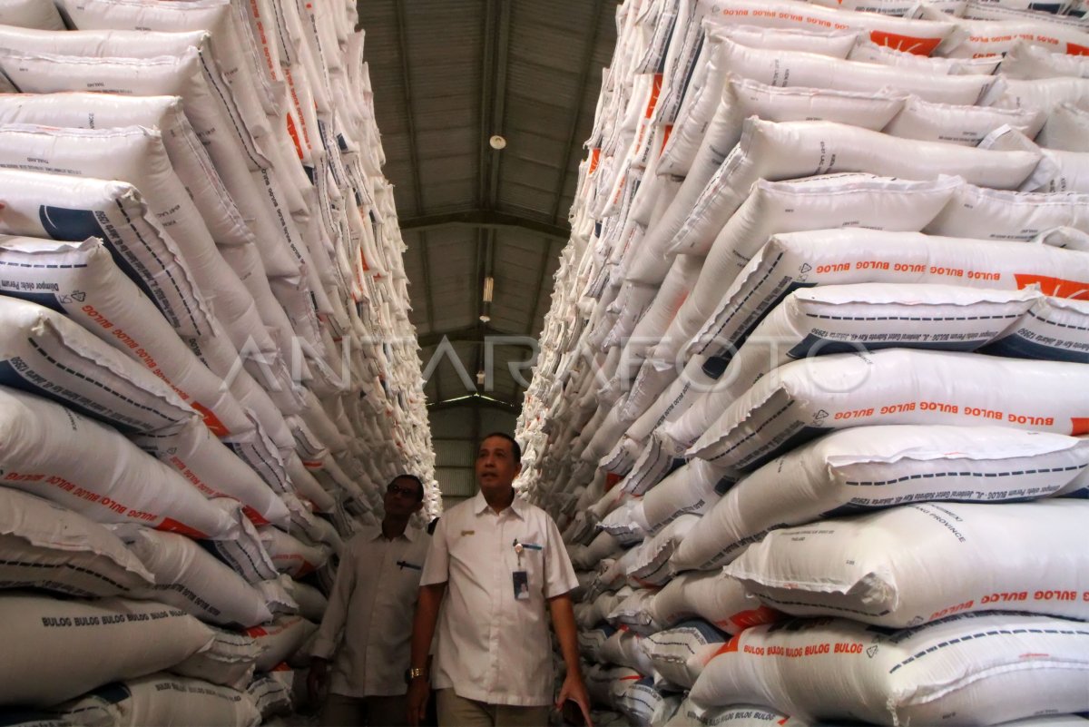 STOK BERAS MEDIUM IMPOR BULOG | ANTARA Foto