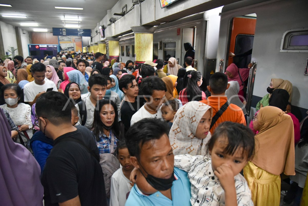 ARUS BALIK PENUMPANG KERETA API MEDAN | ANTARA Foto