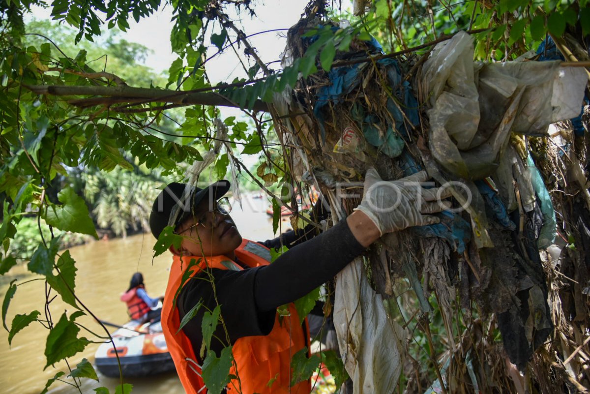 Aksi bersih Sungai Deli | ANTARA Foto