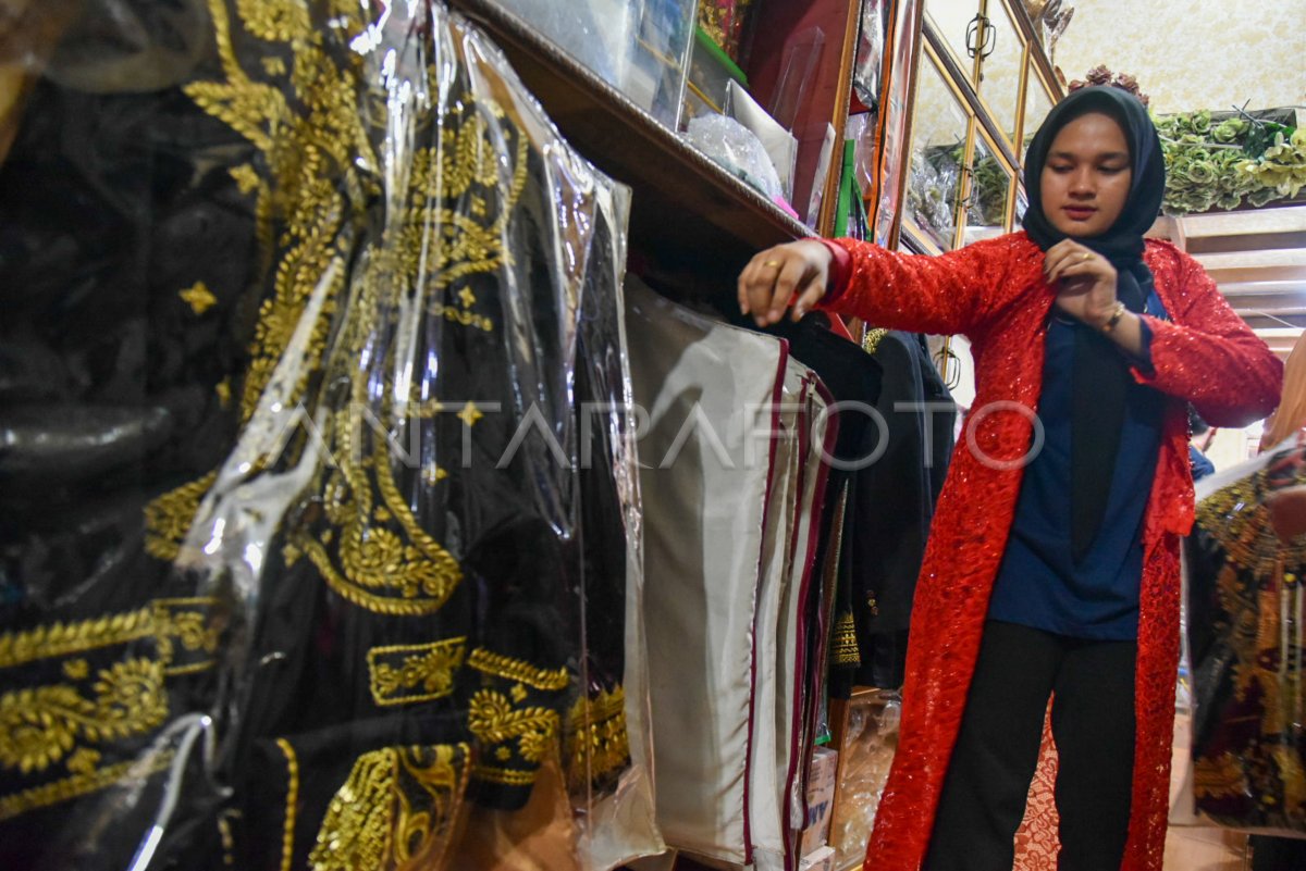 Penyewaan pakaian adat jelang HUT Kemerdekaan RI | ANTARA Foto