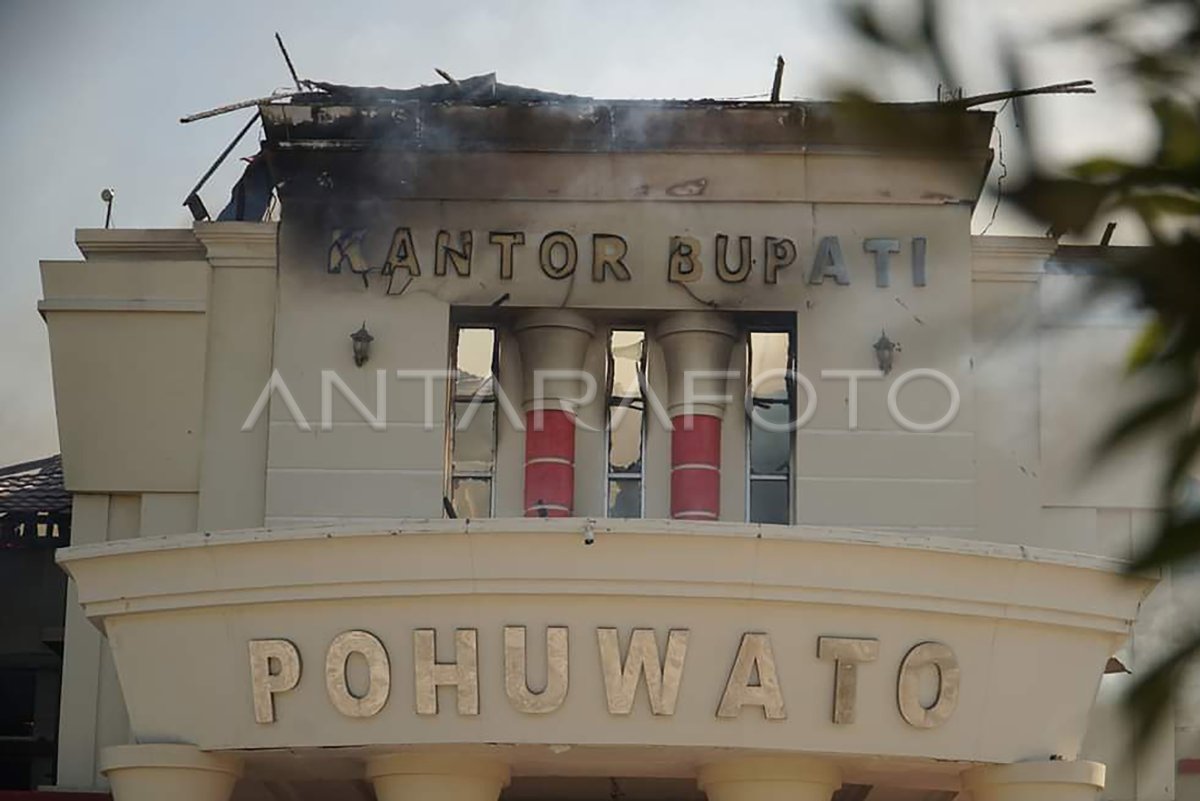 Kantor Bupati Pohuwato dibakar massa | ANTARA Foto