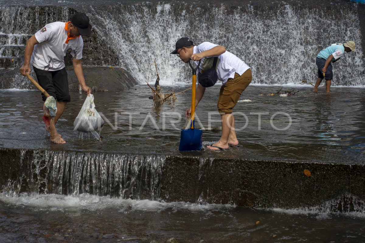 Aksi bersih sampah di Sungai Pleret Pengging | ANTARA Foto