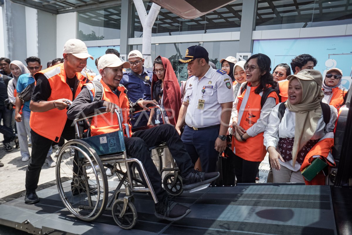Persiapan armada dan volunter transportasi Peparnas | ANTARA Foto