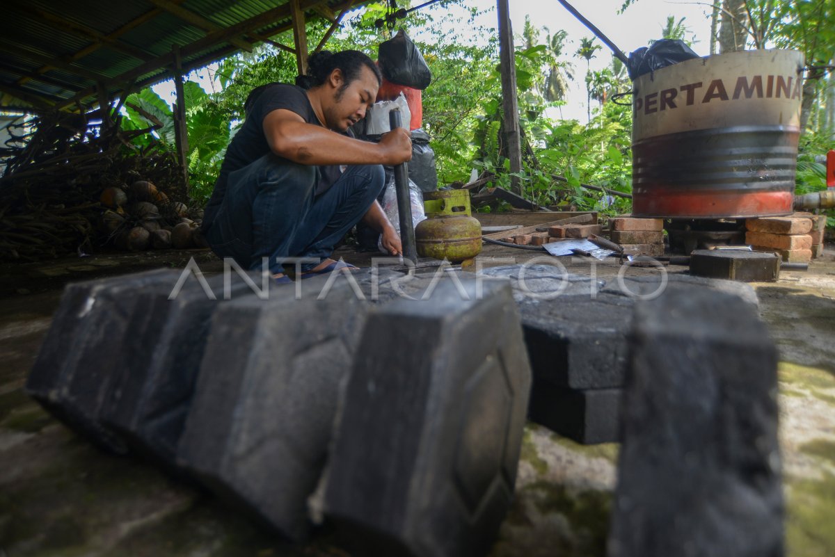 Produksi paving blok berbahan sampah plastik di Padang | ANTARA Foto