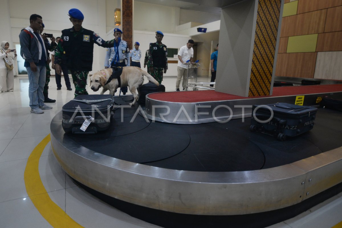 Simulasi pengamanan barang terlarang di Bandara Adi Soemarmo | ANTARA Foto