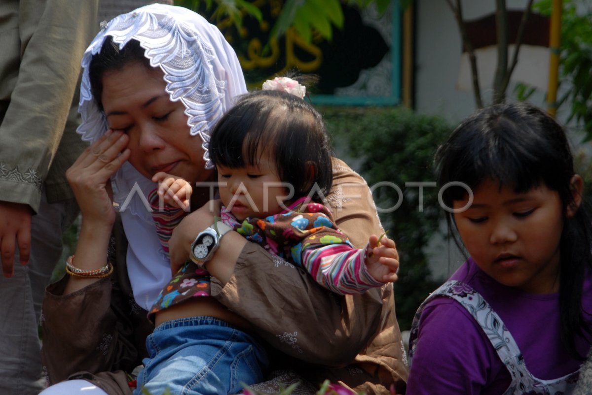 ZIARAH MAKAM GUS DUR | ANTARA Foto ZIARAH MAKAM GUS DUR | ANTARA Foto