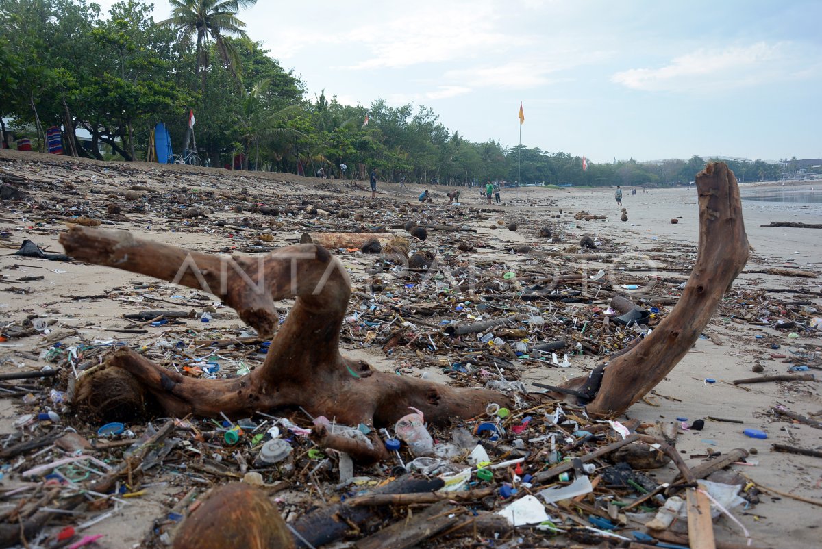 DARURAT SAMPAH PANTAI KUTA | ANTARA Foto