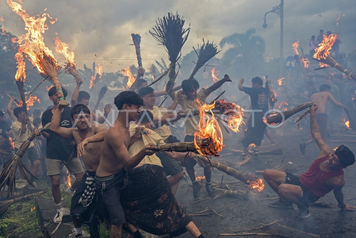 Tradisi perang api jelang Hari Raya Nyepi di Lombok | ANTARA Foto Tradisi perang api jelang Hari Raya Nyepi di Lombok | ANTARA Foto