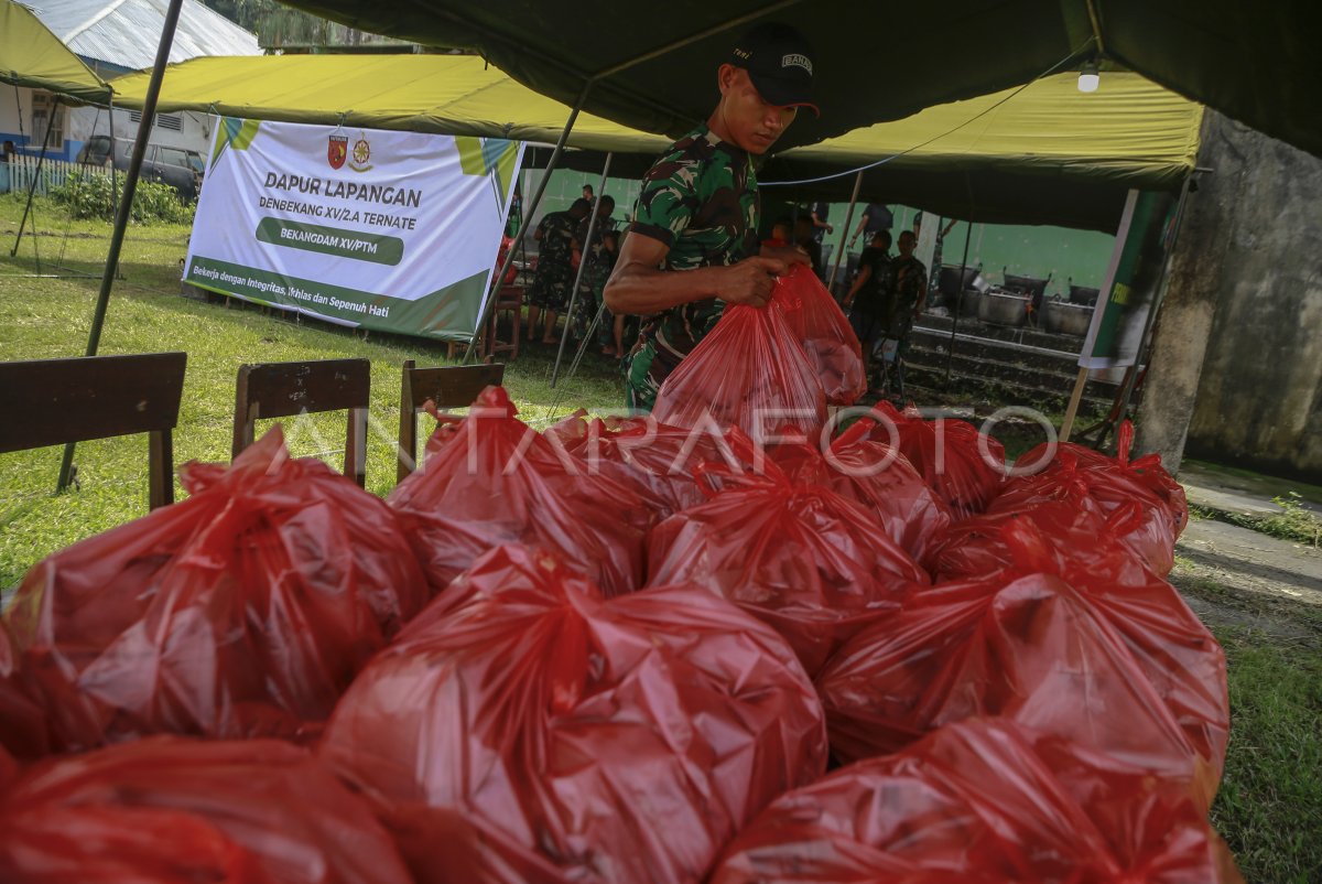 Dapur umum TNI untuk pengungsi erupsi Gunung Ibu | ANTARA Foto