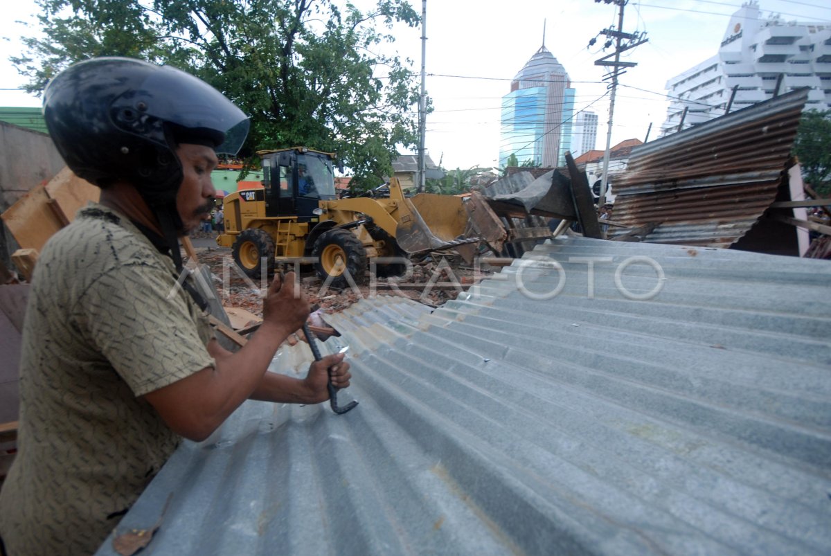 PENGEMBALIAN FUNGSI JALAN | ANTARA Foto PENGEMBALIAN FUNGSI JALAN | ANTARA Foto