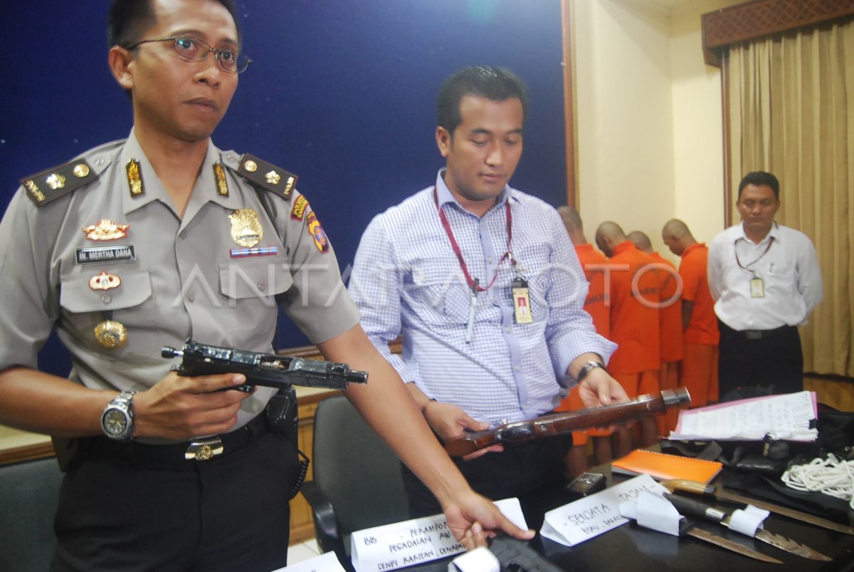 SENJATA API RAKITAN | ANTARA Foto