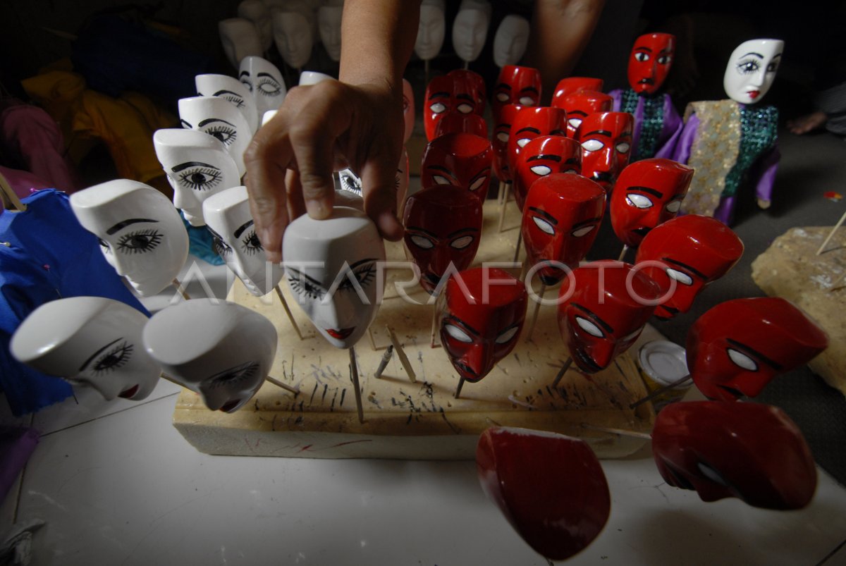 MINIATUR ONDEL - ONDEL | ANTARA Foto MINIATUR ONDEL - ONDEL | ANTARA Foto