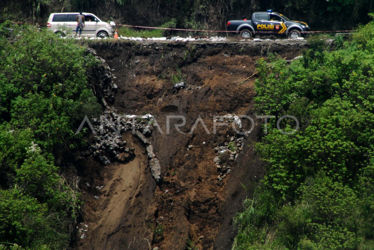 JALUR BROMO LONGSOR | ANTARA Foto