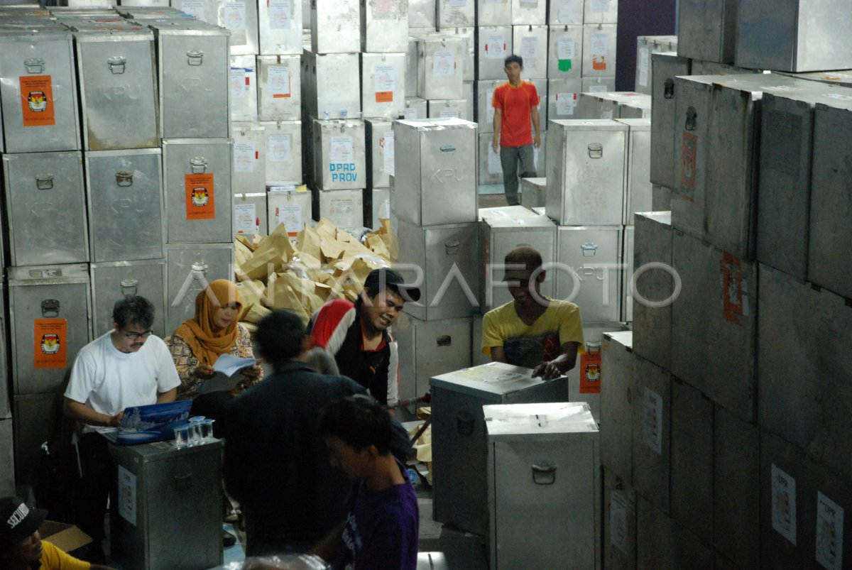 PEMBUKAAN KOTAK SUARA HASIL PILPRES DEPOK | ANTARA Foto PEMBUKAAN KOTAK SUARA HASIL PILPRES DEPOK | ANTARA Foto