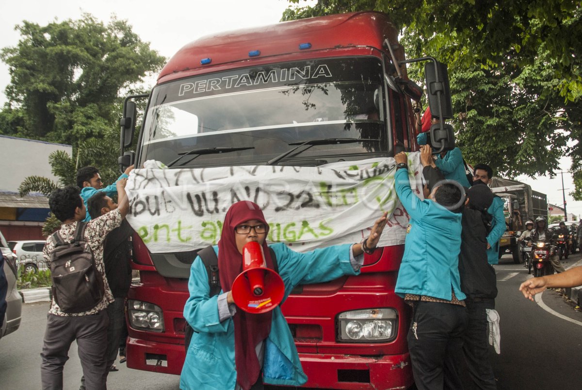 SANDERA TRUK BBM | ANTARA Foto