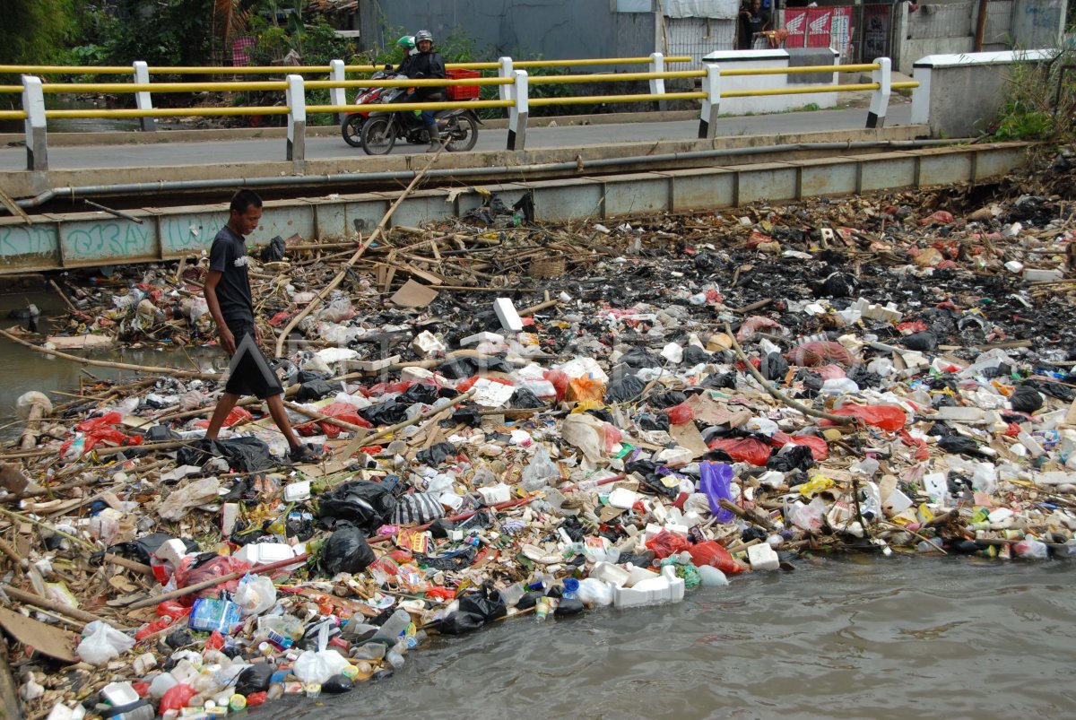 SAMPAH DI SUNGAI | ANTARA Foto
